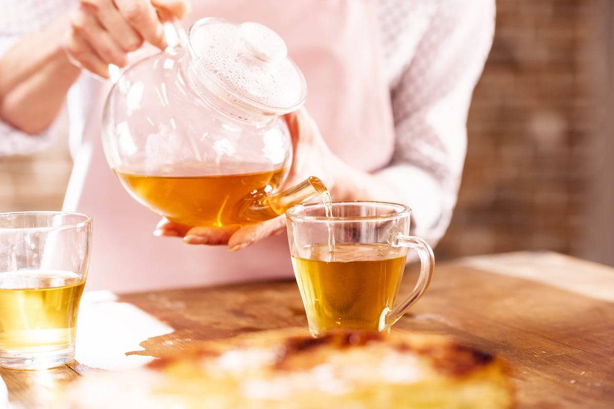 8 Best Lactation Teas for the Breastfeeding Mom