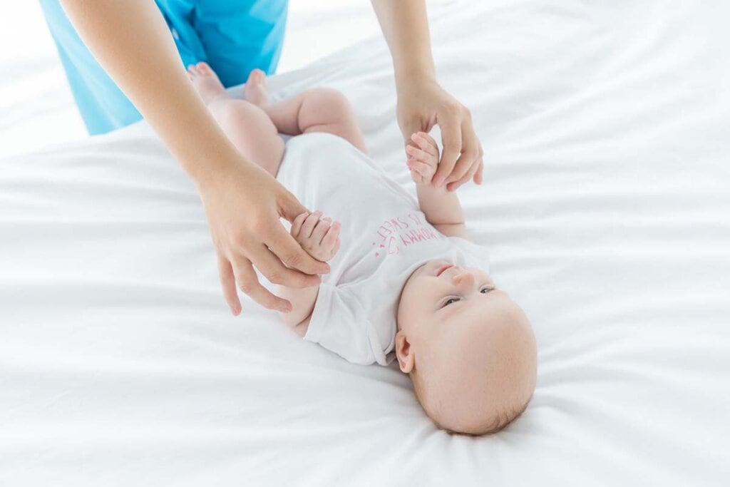 12 Breastfeeding Positions to Make It Easy for Mom